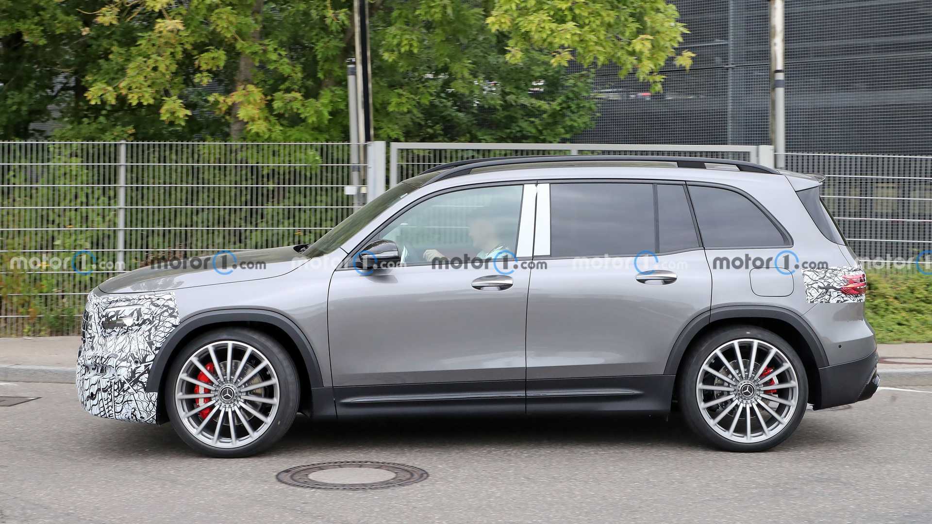 沿用2.0T发动机 奔驰2024款GLB原型车最新谍照曝光_搜狐汽车_搜狐网