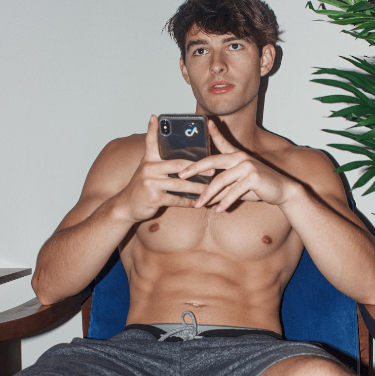 这小哥帅气么？@Darrell Jones