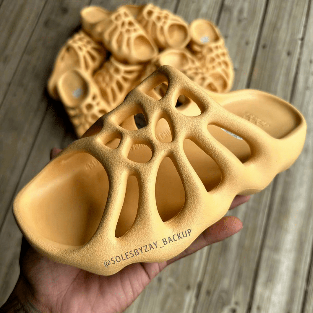 重启发售！adidas YEEZY 450 Slide 定档2023发售！_曾计划_媒体_拖鞋