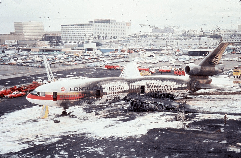 轮胎破损导致中断起飞，DC-10冲出跑道，起落架坍塌并刺穿油箱，最终4人死亡_乘客_飞机_滑梯