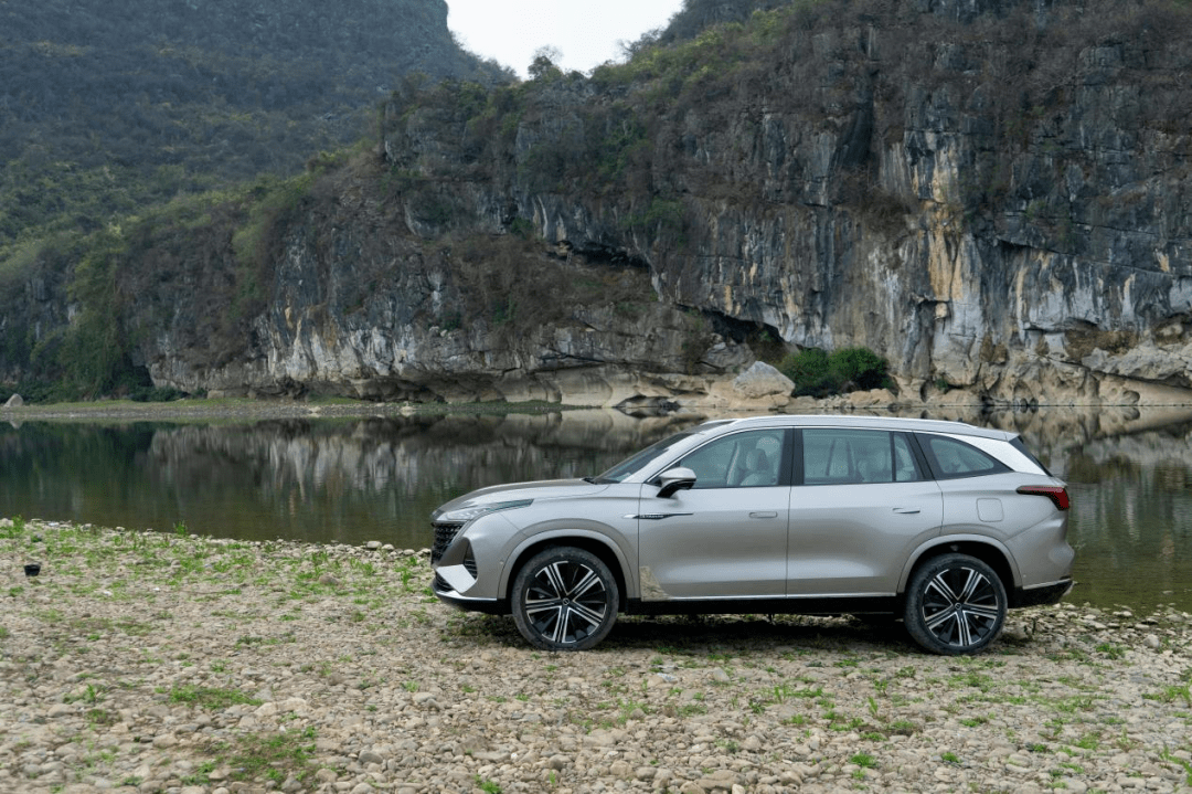 副驾女王二排国王 荣威RX9开“卷”中型SUV_搜狐汽车_搜狐网