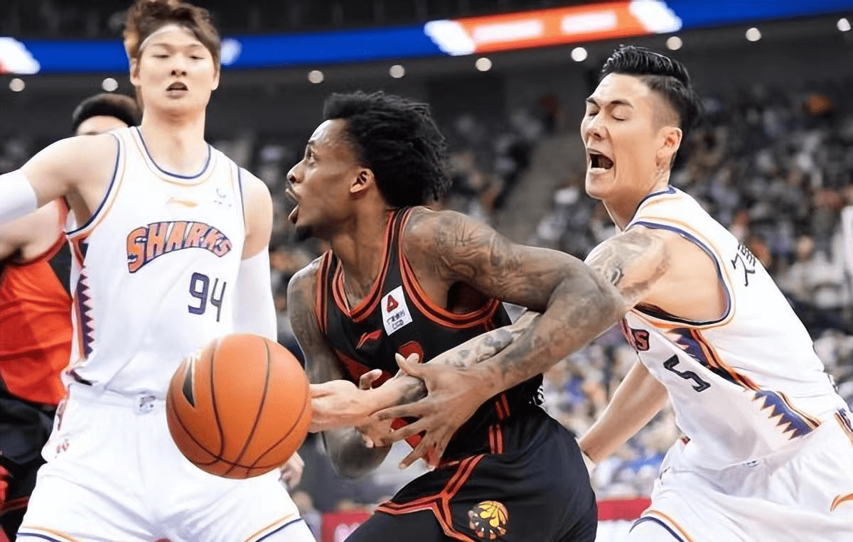 CBA记者席出现不雅事情！忘情投入，持续数秒，女方长相清纯可人_比赛_肯帝_上海