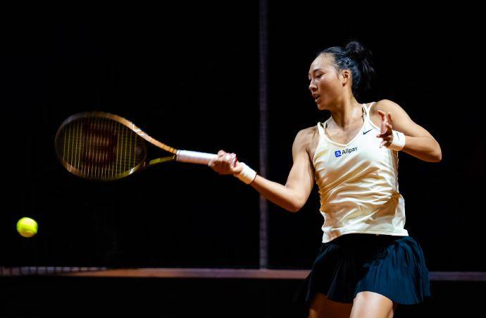 WTA斯图加特大奖赛 | 郑钦文不敌斯维亚特克无缘八强_破发_被对手_比赛