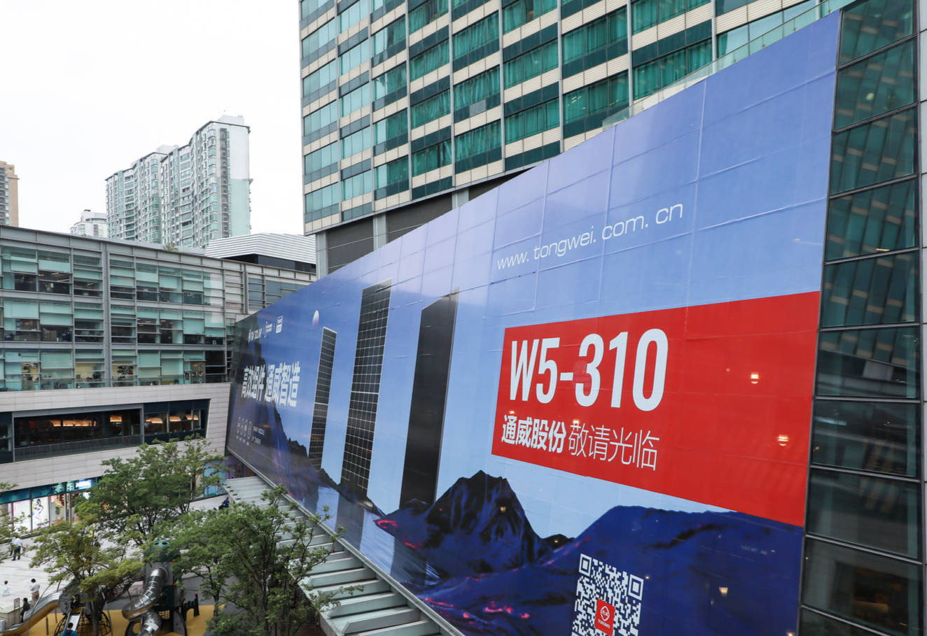 20万人挤爆SNEC光伏展，新产品疯狂“内卷”！F4展位人山人海，手机都没信号_隆基_组件_企业