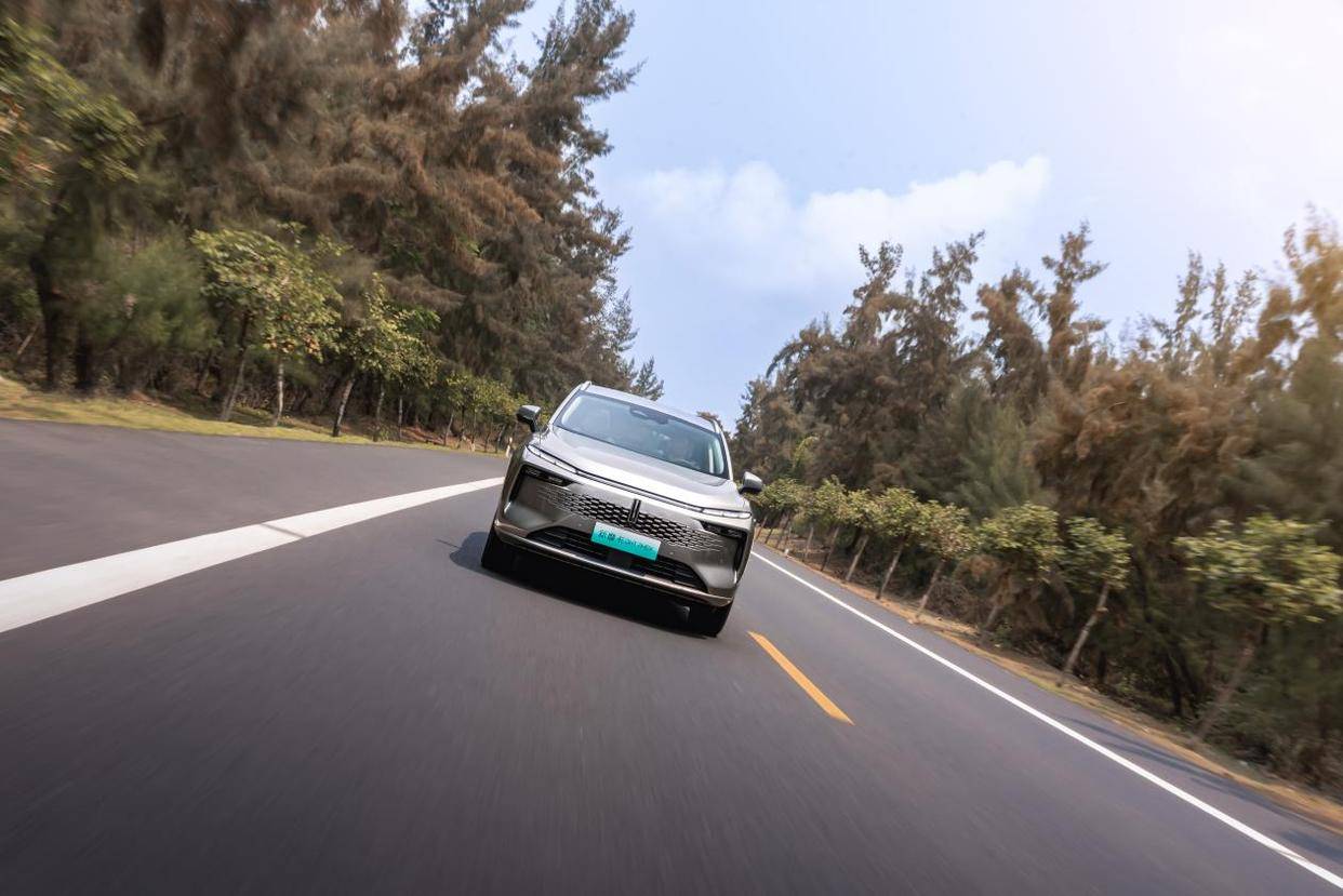 理想L7迎来强劲竞争对手，魏牌新摩卡DHT-PHEV这些点真的很戳人_搜狐汽车_搜狐网