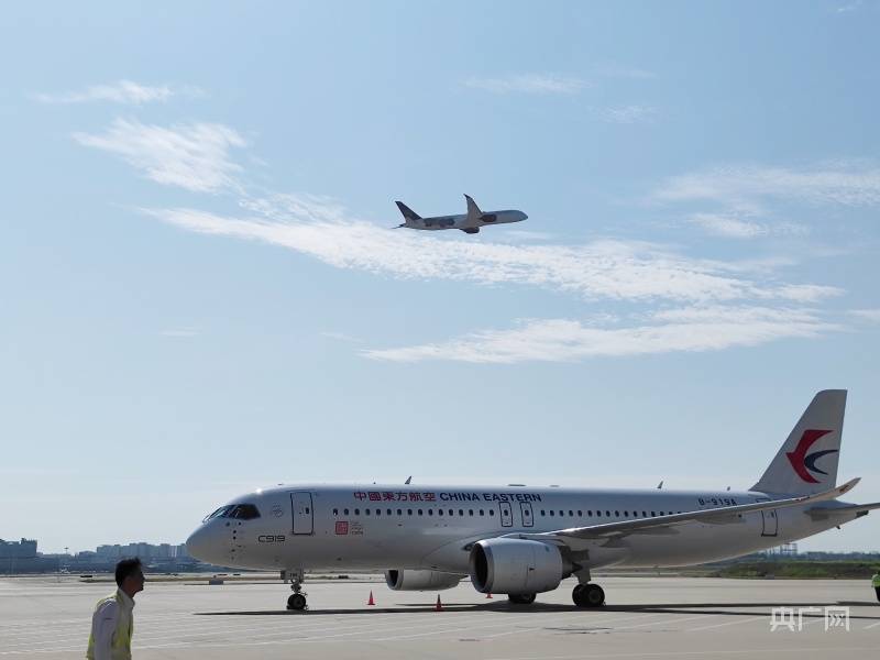 展翅翱翔！C919机型开启全球首次商业载客飞行_运行_东航_航班