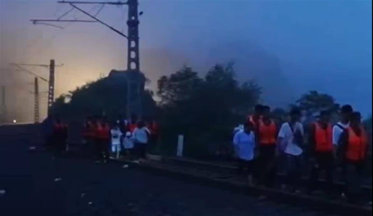 K396次首批328名乘客已脱困：回家的士费由车站工作人员支付，剩余乘客正陆续转移_次列车_孩子_电话