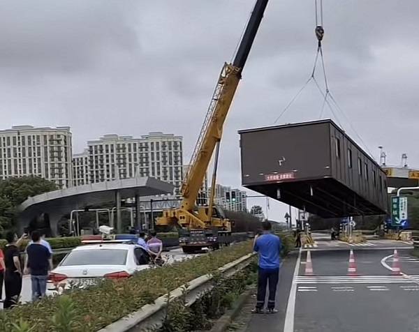 G1503一大件运输车超宽无法驶出高速收费站 大型吊机到场解围_货物_处置_车道