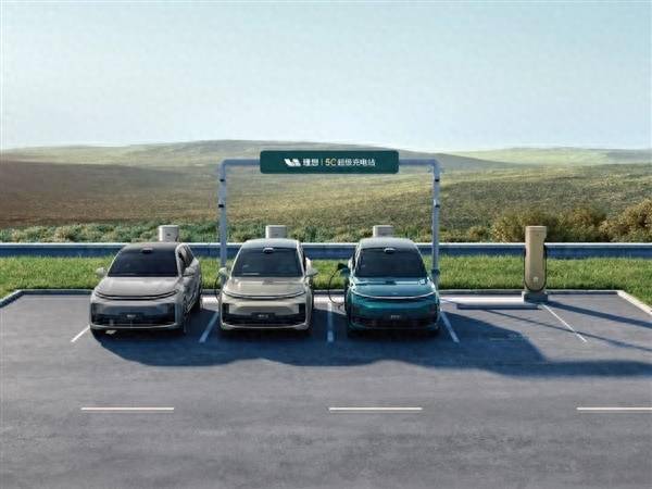 12分钟补能500km！理想5C超级充电站百站落成：女生也能拎得动_搜狐汽车_搜狐网