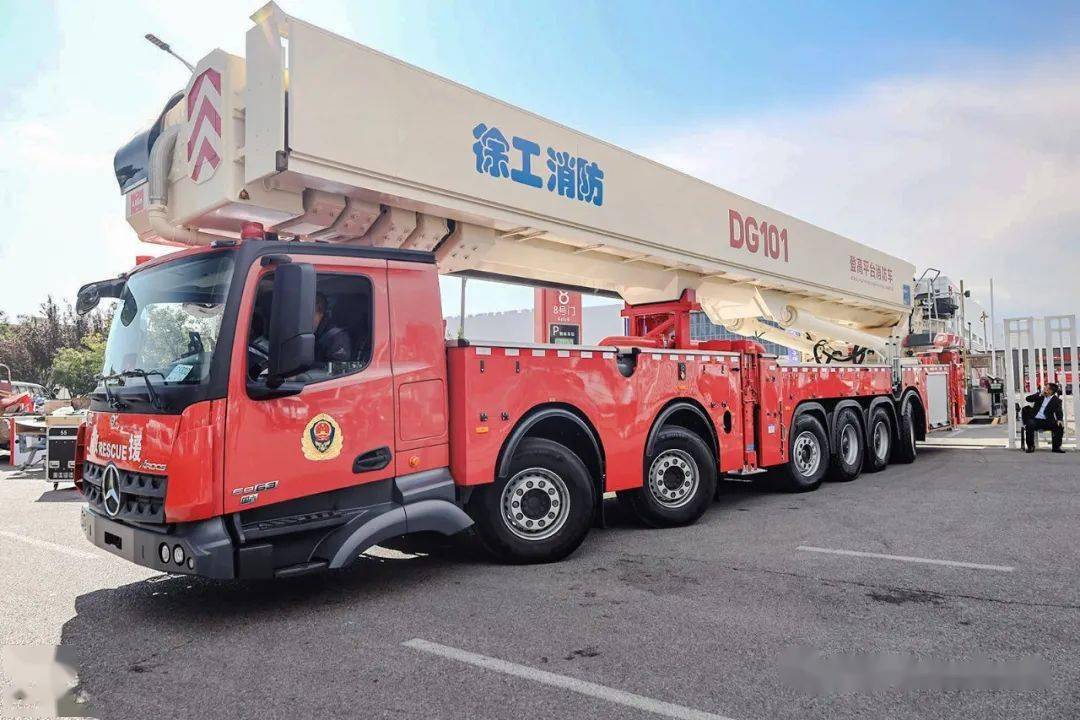 17米车长堪比铰接车！突破自我的梅赛德斯-奔驰Arocs 6863底盘徐工DG101登高平台消防车_搜狐汽车_搜狐网