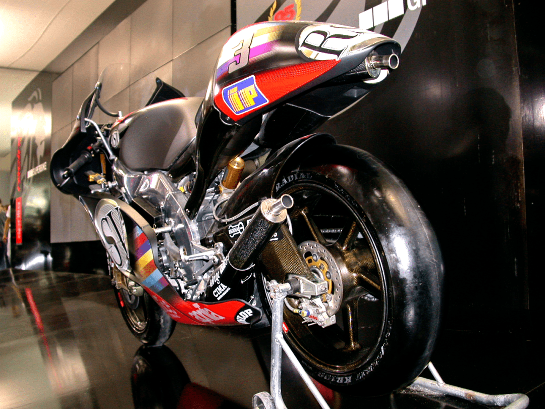 老照片：Aprilia GP250 工厂赛车（上）2002 RSV250_搜狐汽车_搜狐网