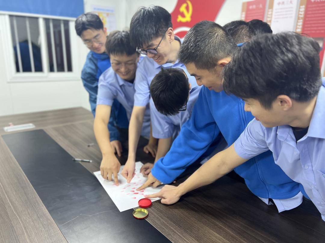 中建二局义乌数字与智能化产业社区项目党支部开展“手印‘廉花”活动员工的重要性