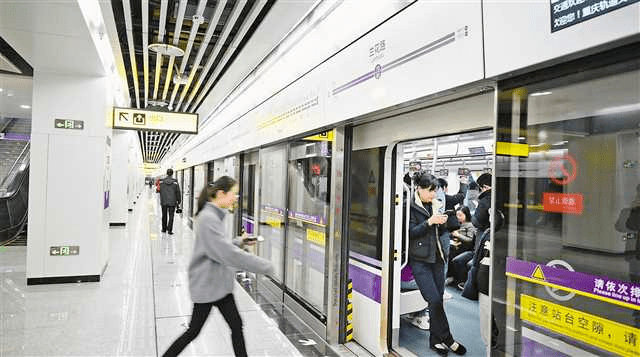 Residents experience the newly opened CRT Line 5 and Line 10_of_to_There